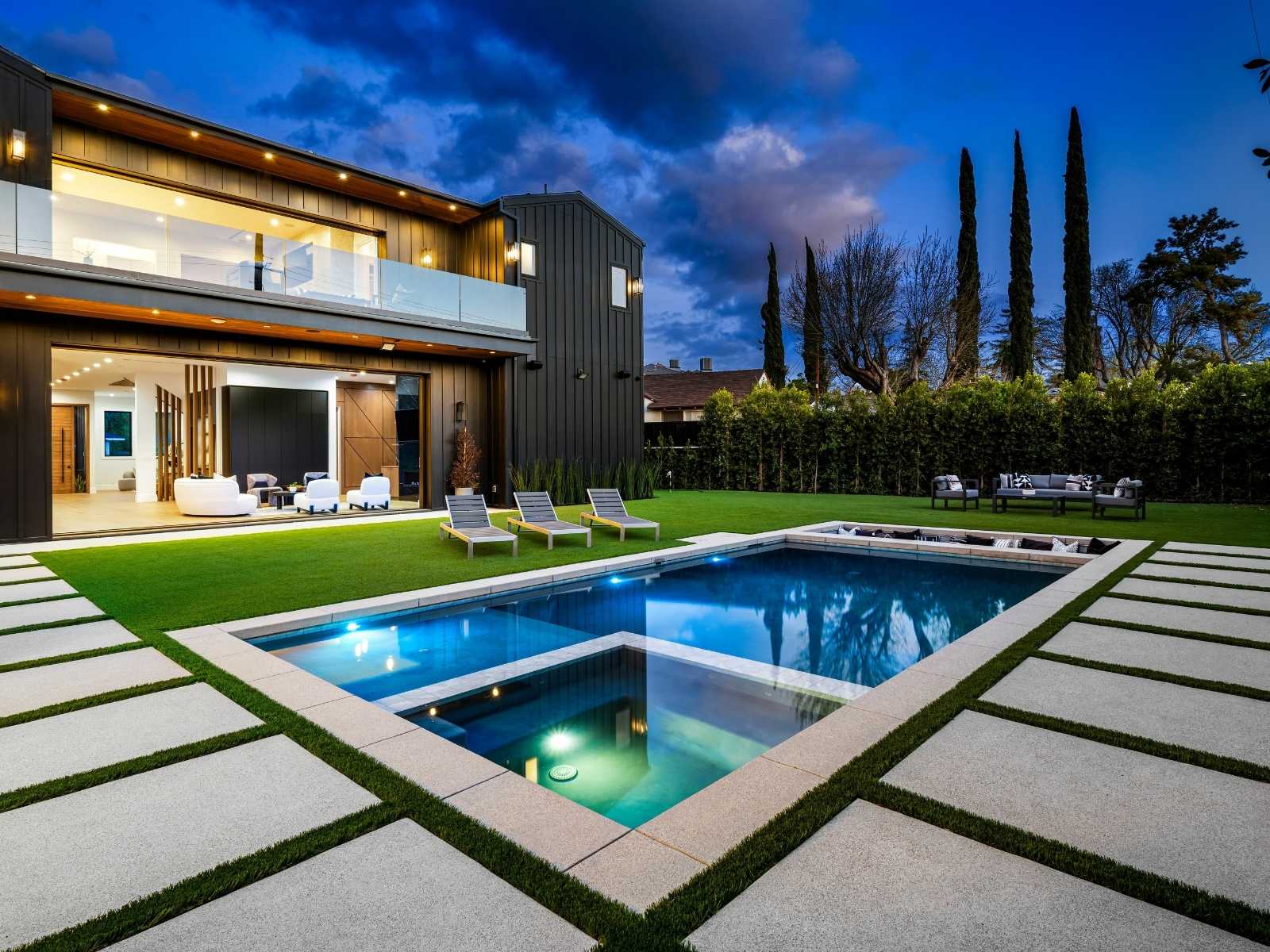 Pool - Slip-Resistant Artificial Turf | Realturf USA